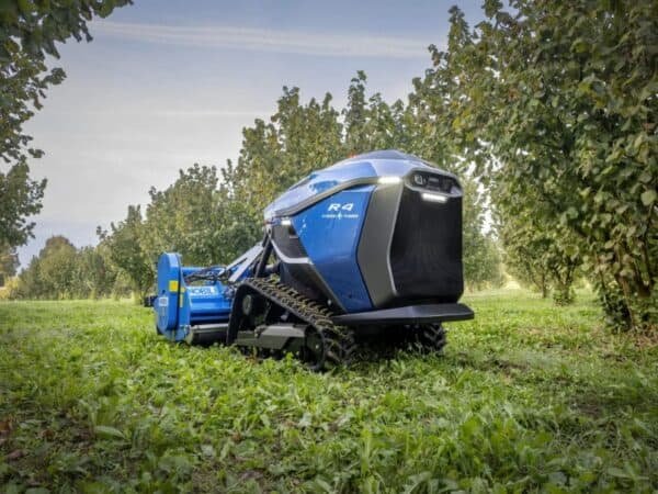 New Holland reveals new autonomous R4 robot series.